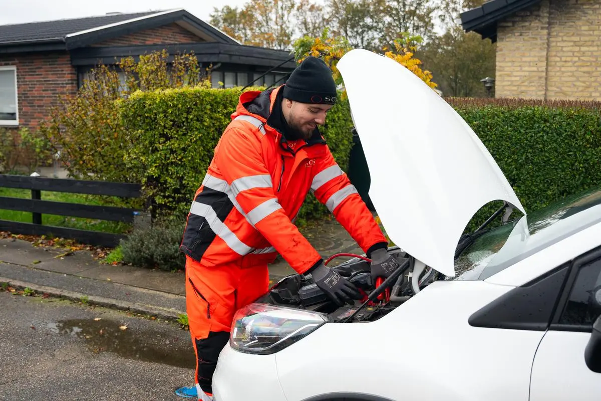 Er dit bilbatteri dødt? Sådan hjælper SOS Dansk Autohjælp