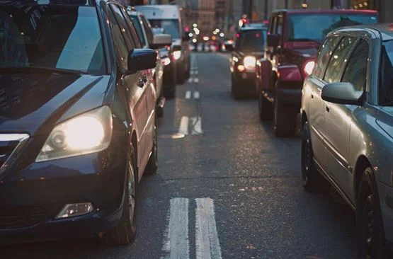 Lys på bilen: Sådan er reglerne for kørelys | SOS Dansk Autohjælp